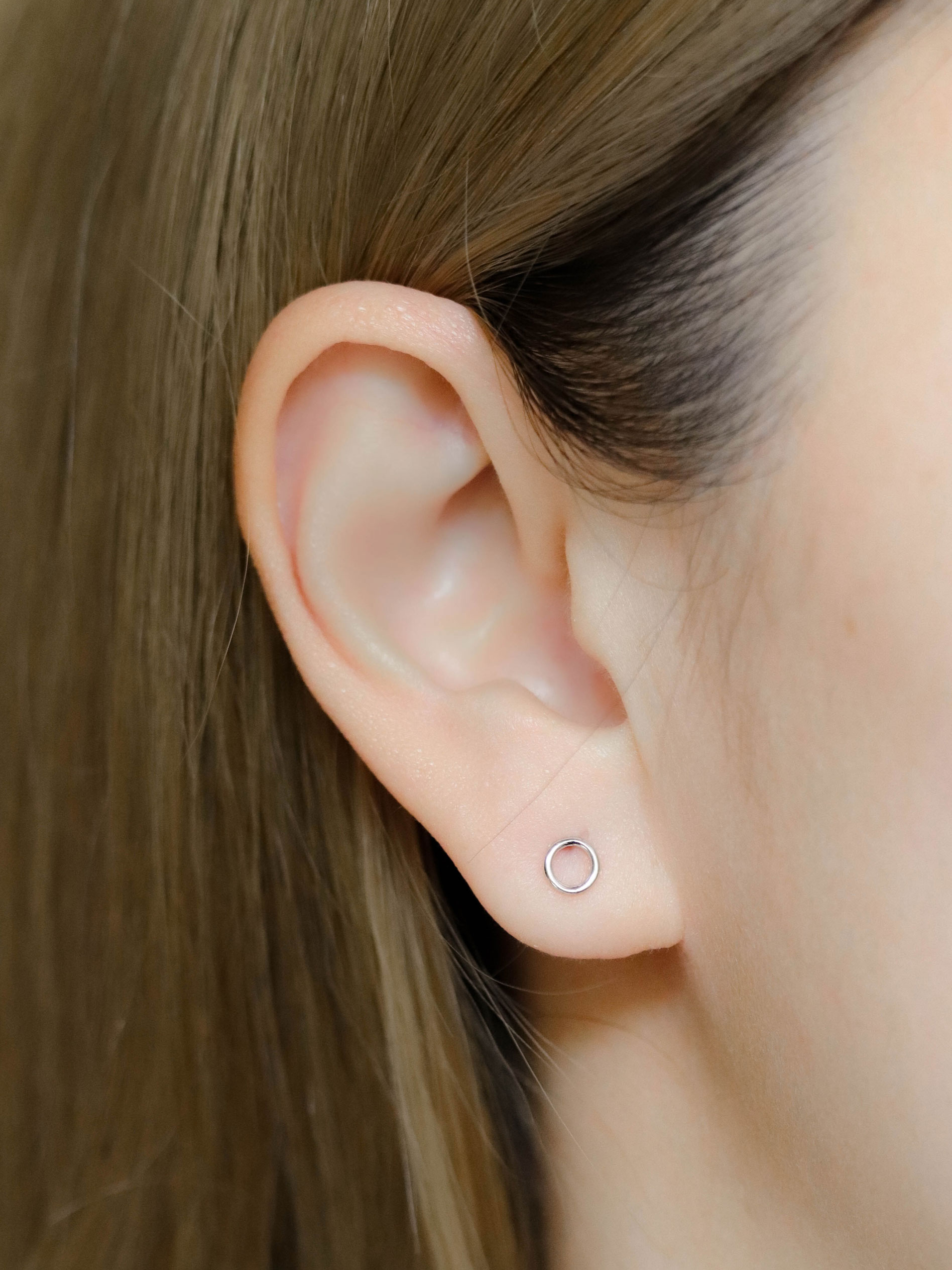 Rim Threaded Labret Earring in 14k White Gold (Single) | Curious Creatures